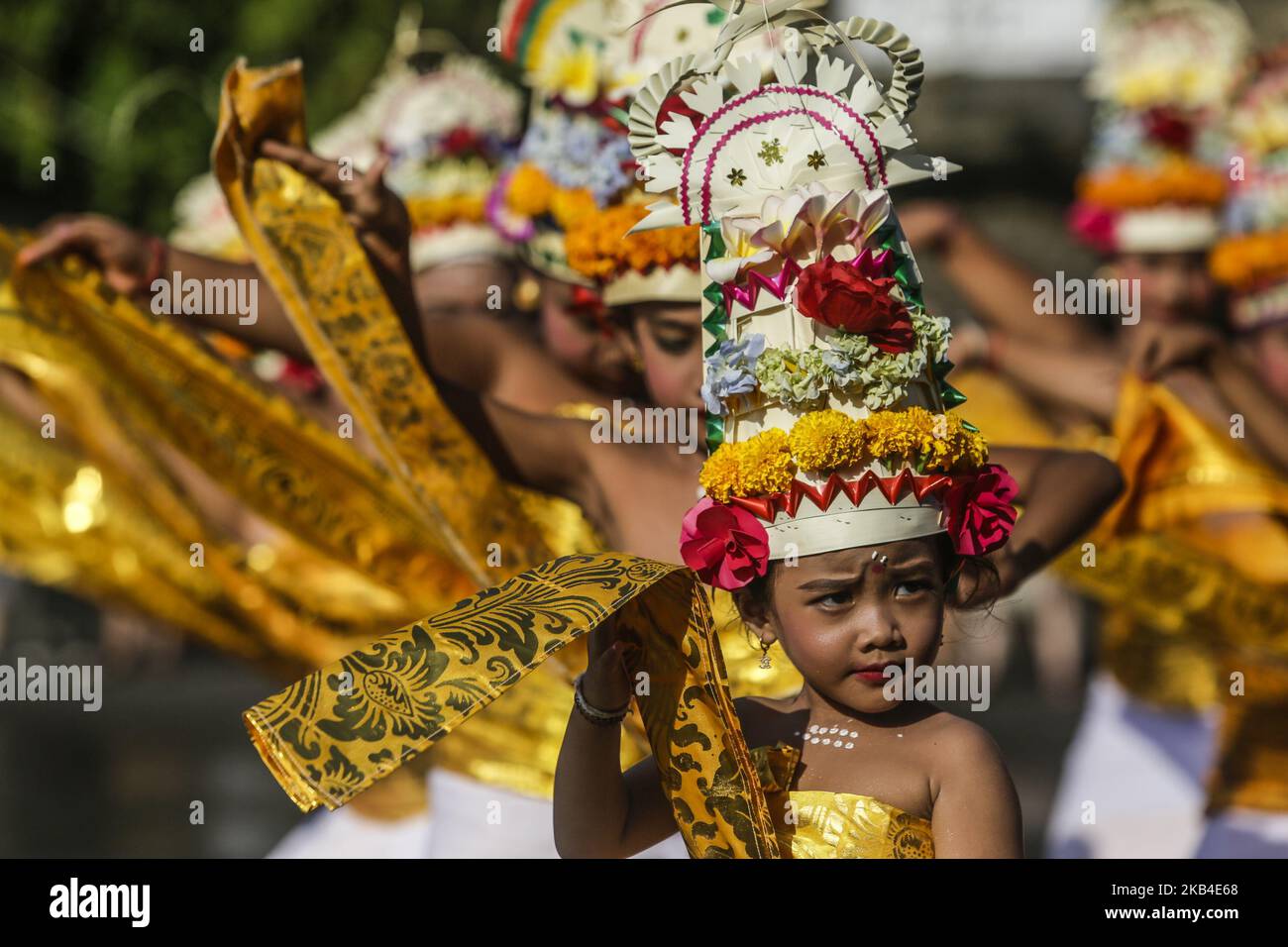Indonesia devotees ngebejan tabanan tanah lot temple pujawali ceremony ...
