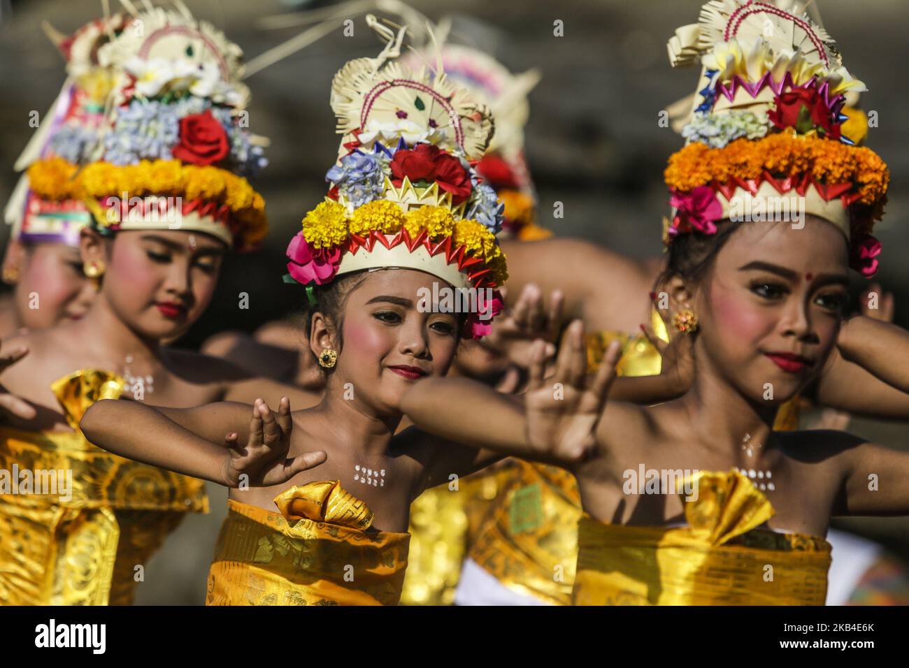 Indonesia devotees ngebejan tabanan tanah lot temple pujawali ceremony ...