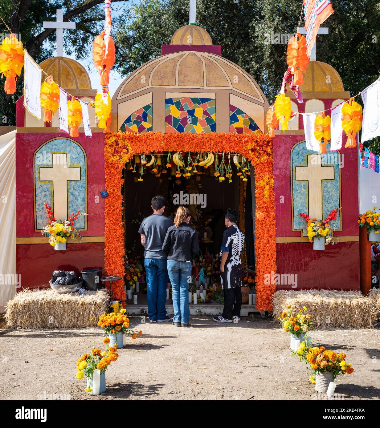Visitors look in on an elaborate Dia de los Muertos (Day of the Dead ...