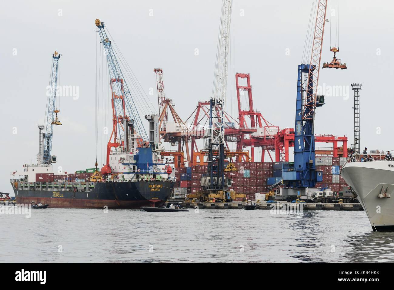 Cargo loading at Jakarta International Container Terminal Tanjung Priok ...