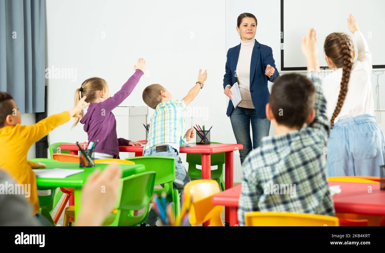 Teacher conducts lesson in elementary school Stock Photo - Alamy