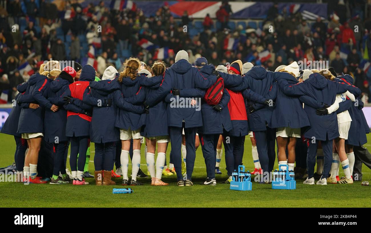 United States team huddle after their loss during the International ...