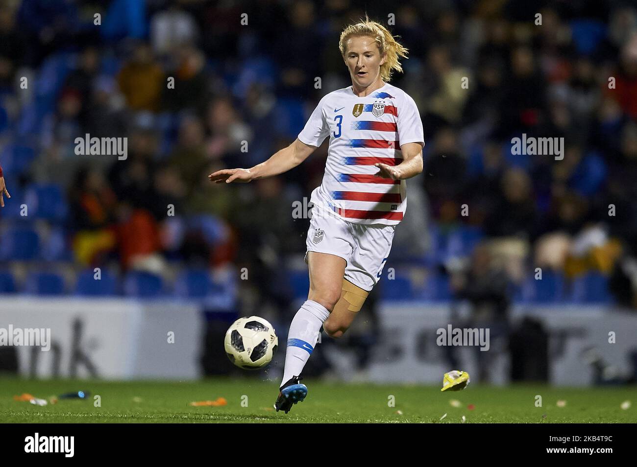 Friendly soccer football spain usa women samantha mewis hi-res stock ...