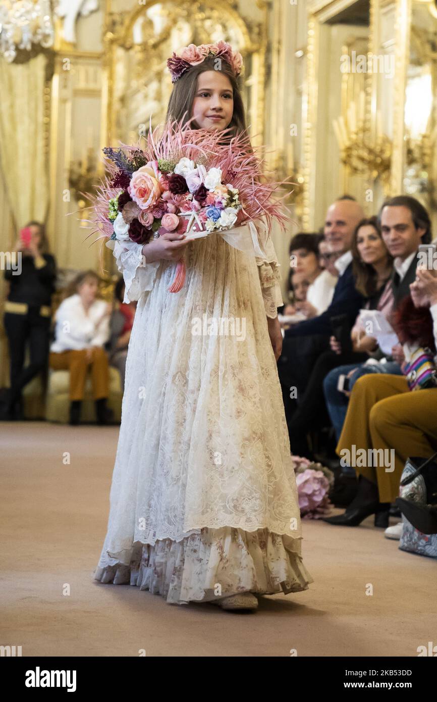 A model girl takes to de catwalk with creations of CharHadas of the The ...