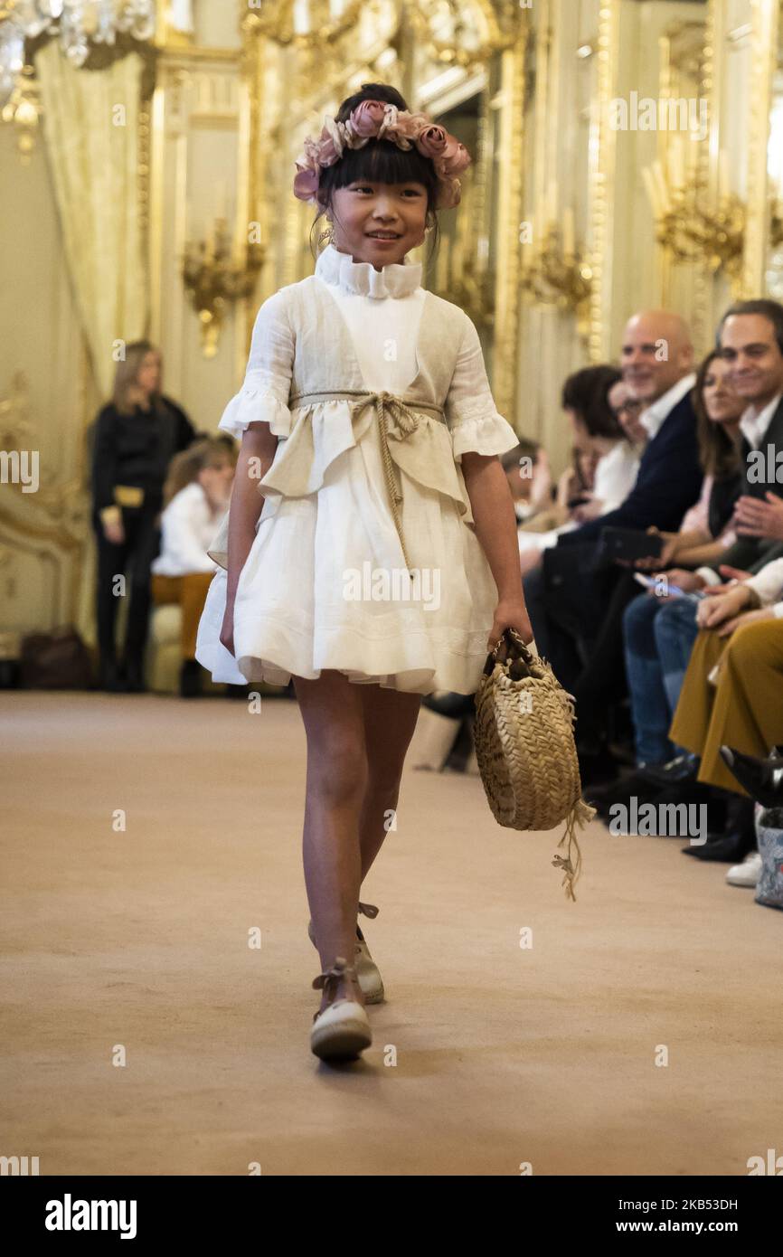 A model girl takes to de catwalk with creations of CharHadas of the The ...