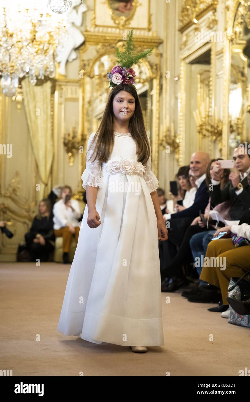 A model girl takes to de catwalk with creations of CharHadas of the The ...