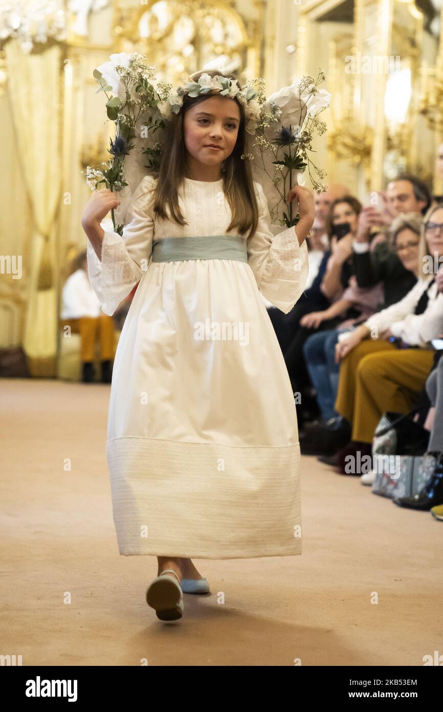 Child girl model catwalk hi-res stock photography and images - Alamy