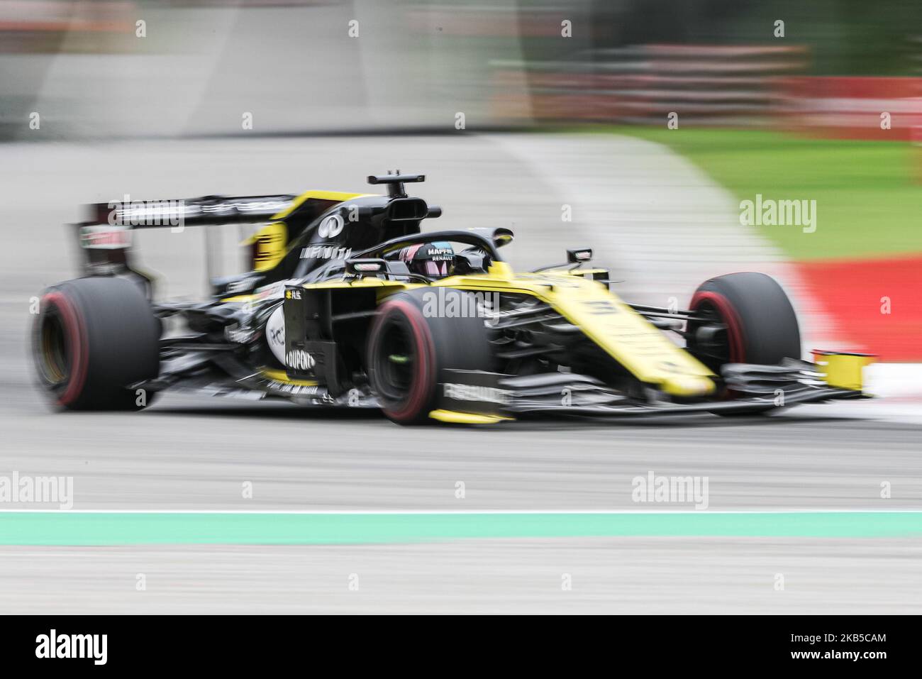 Daniel ricciardo driving the 3 renault f1 team hi-res stock photography ...