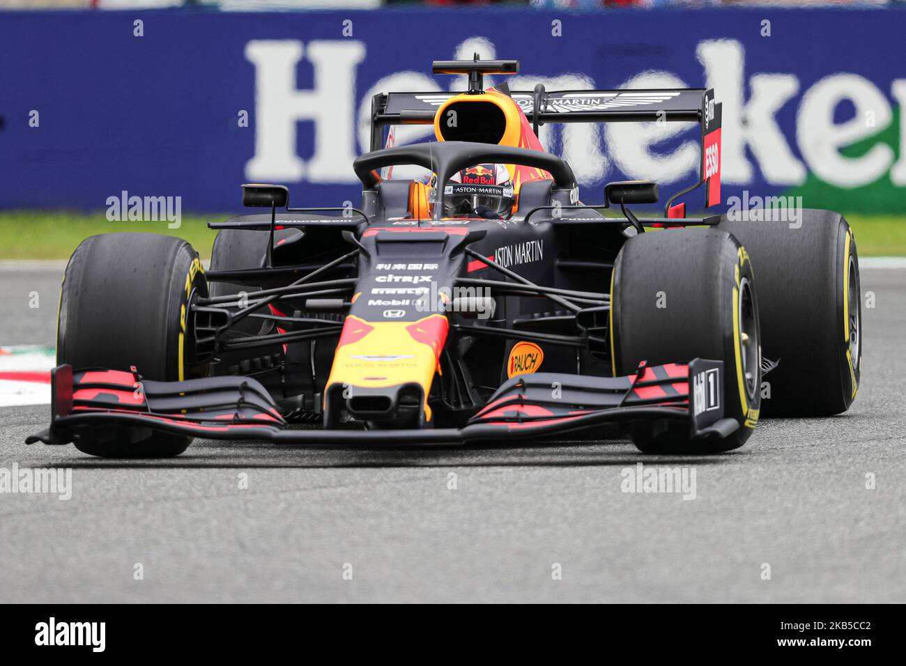 Max verstappen driving the 33 aston martin red bull racing hi-res stock ...
