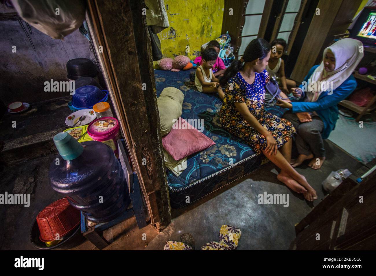 Volunteers providing medicine hi-res stock photography and images - Alamy