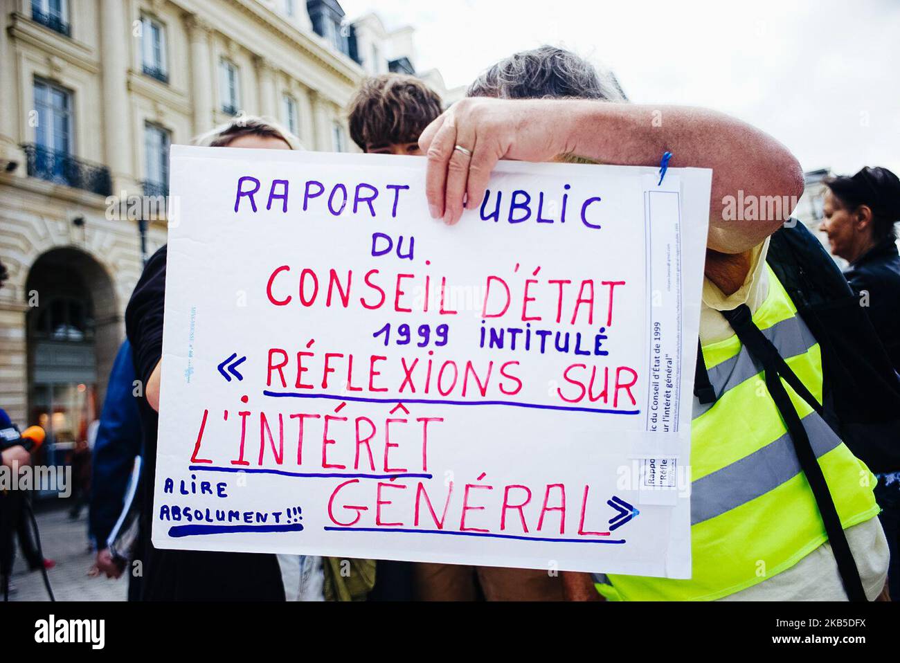 Yollew vest demonstrator hi-res stock photography and images - Alamy