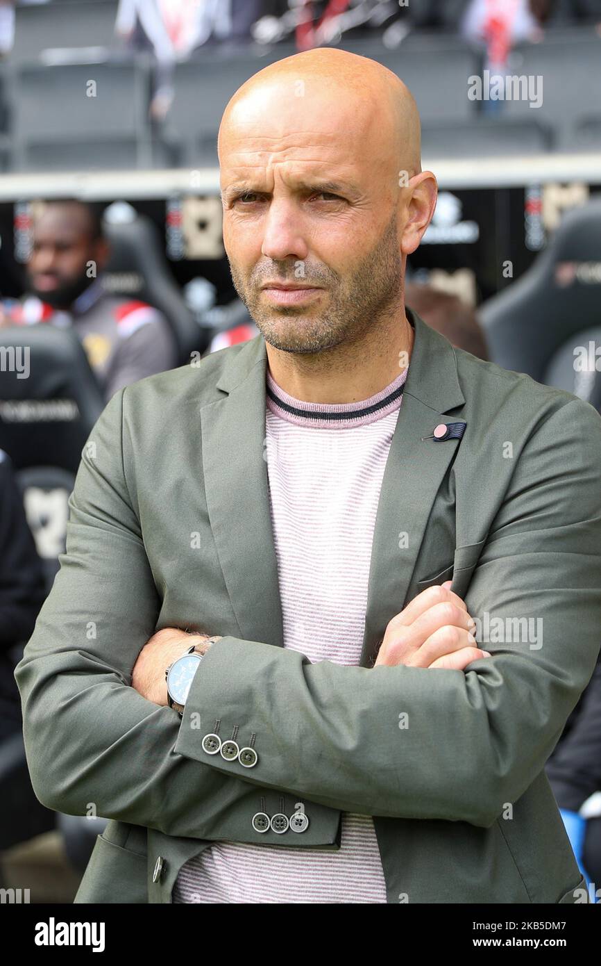 Dons manager paul tisdale hi-res stock photography and images - Alamy