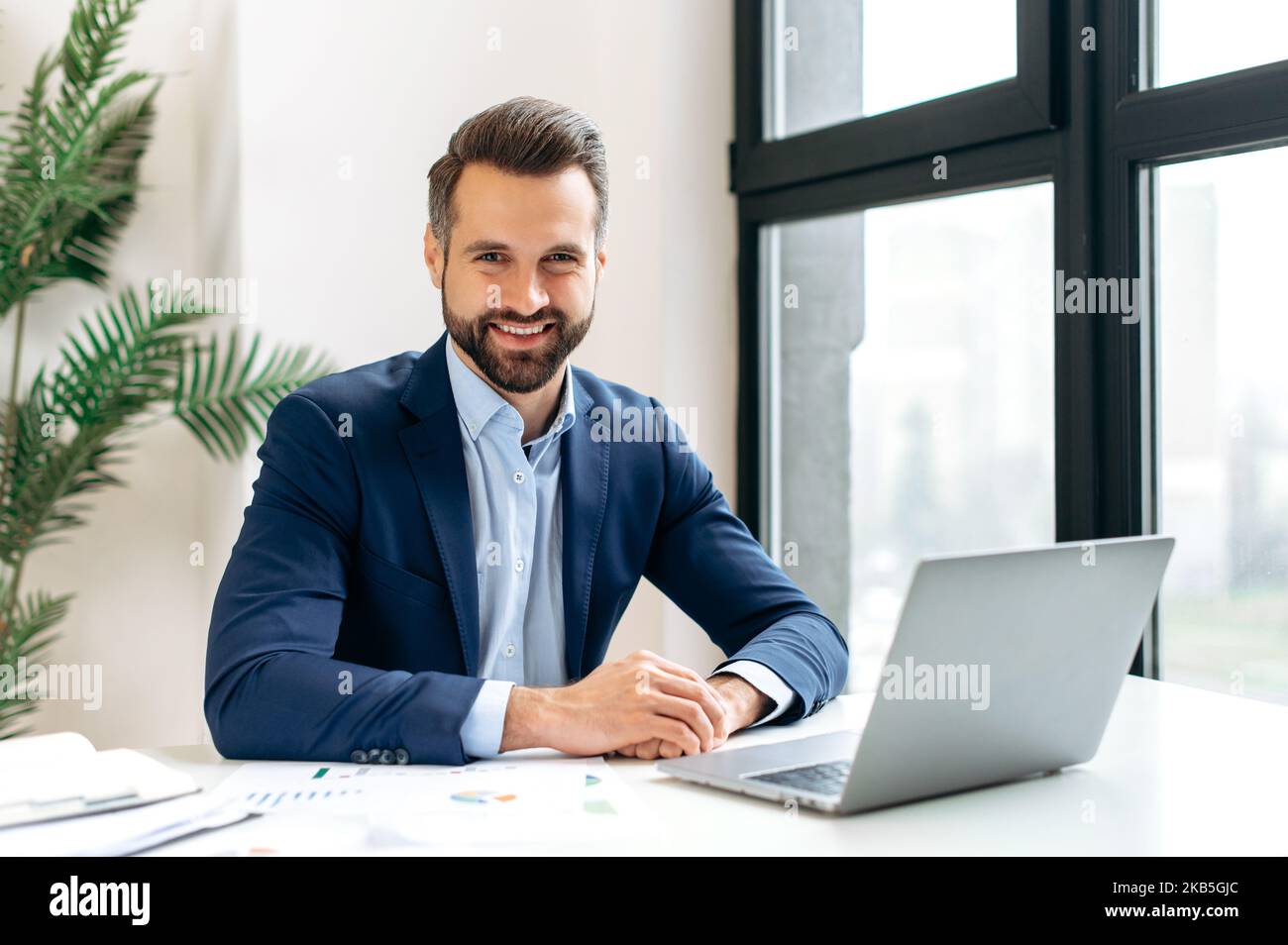 Workplace investor hi-res stock photography and images - Alamy