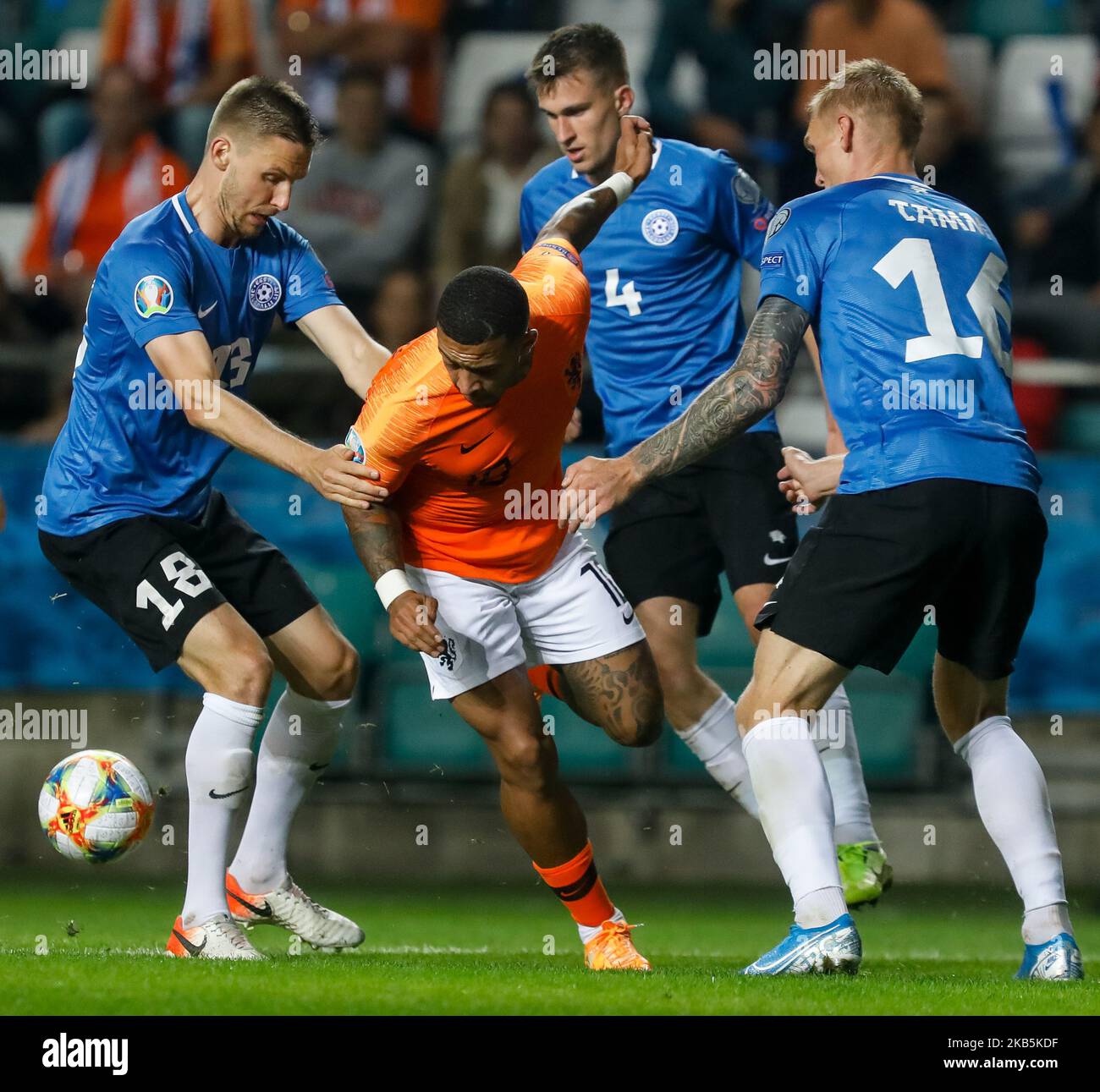 Memphis Depay (C) of Netherlands vies for the ball with Karol Mets (L ...