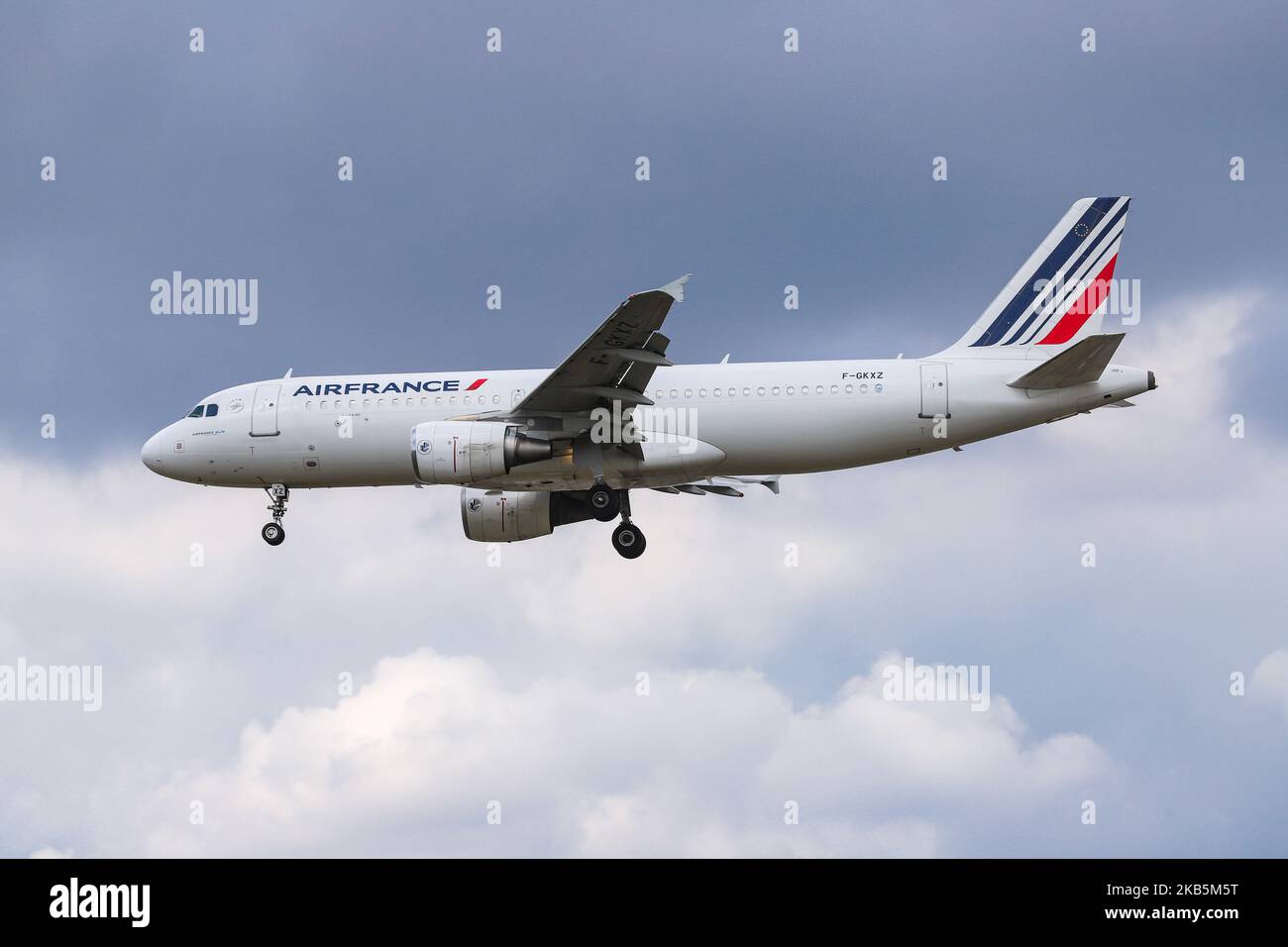 Air France Airbus A320 as seen from Myrtle avenue on final approach ...