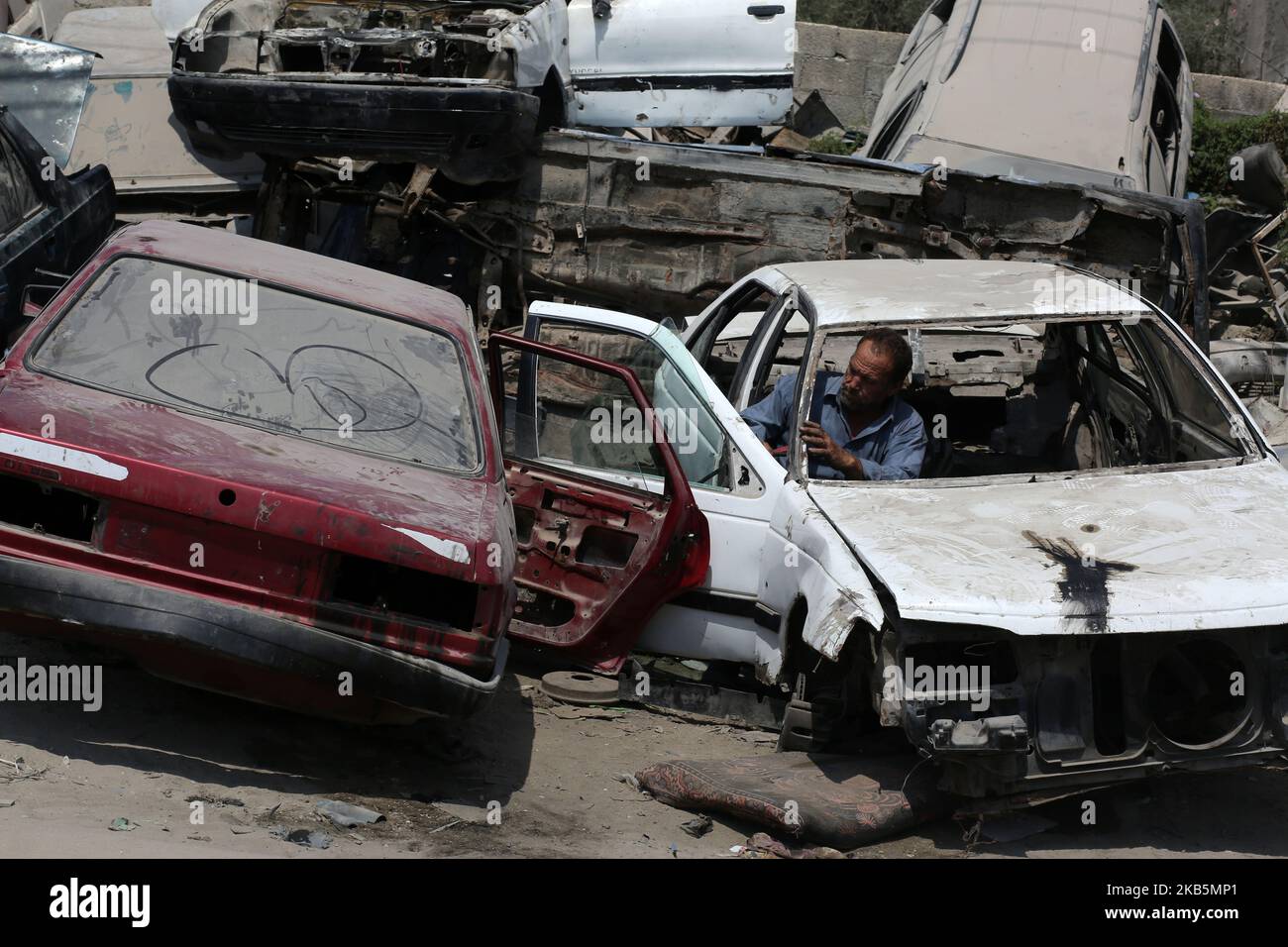 Amidst wrecked cars hi-res stock photography and images - Alamy
