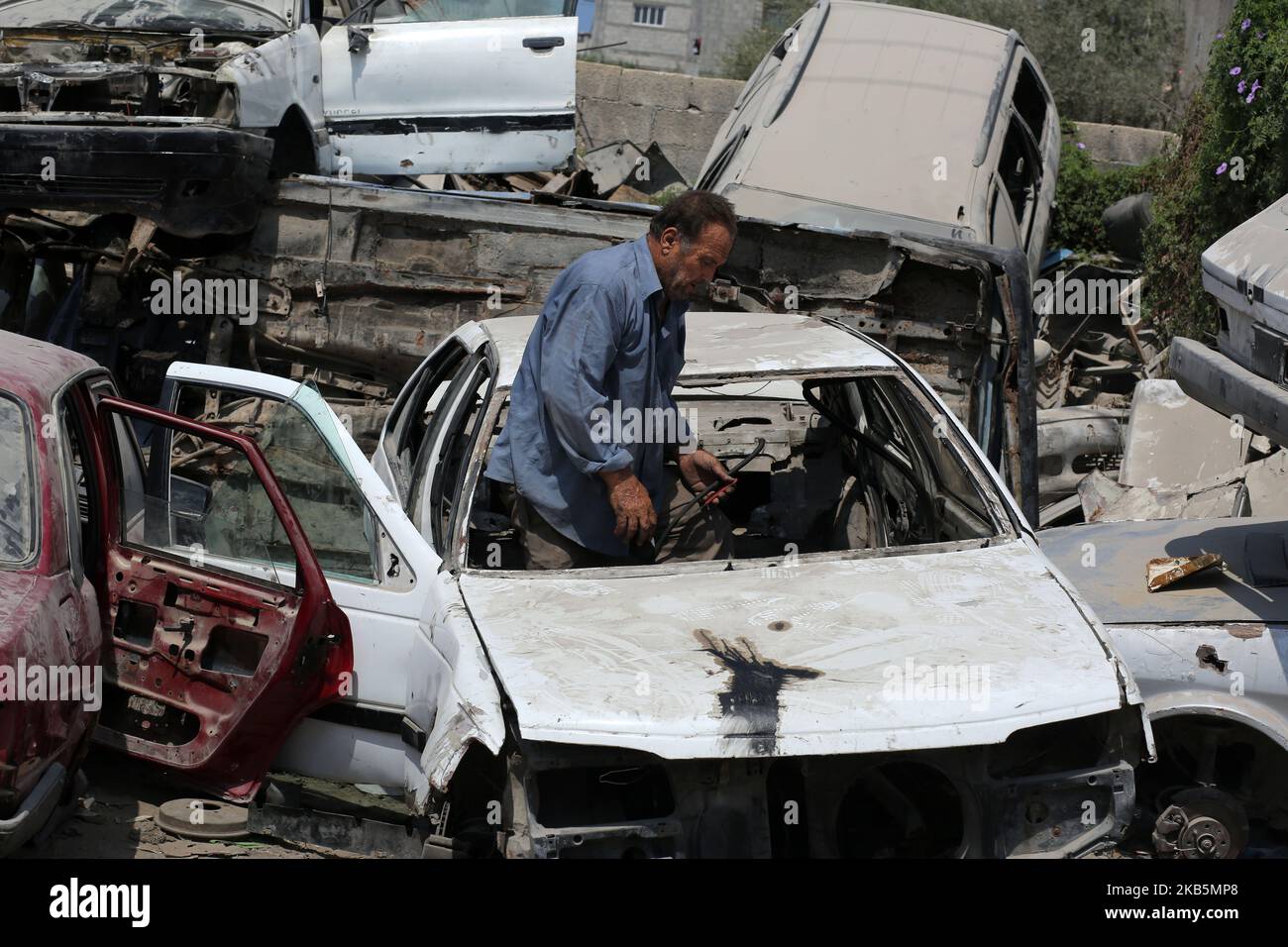 Amidst wrecked cars hi-res stock photography and images - Alamy
