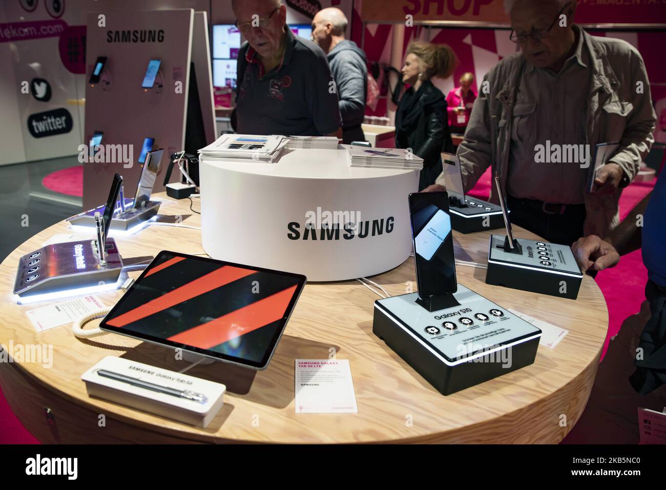 Samsung elecronic devices hi-res stock photography and images - Alamy