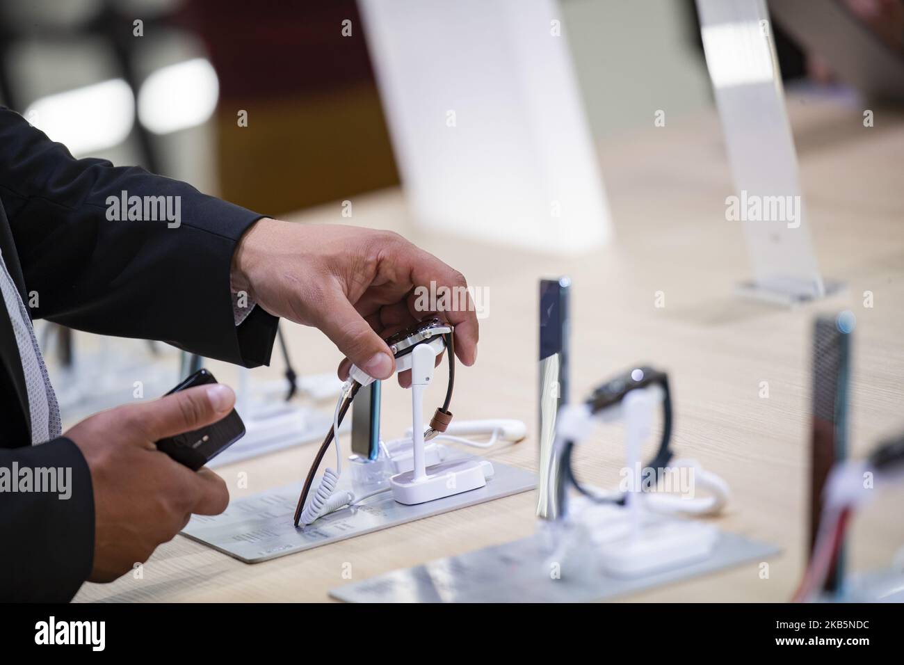 Huawei boot hi-res stock photography and images - Alamy