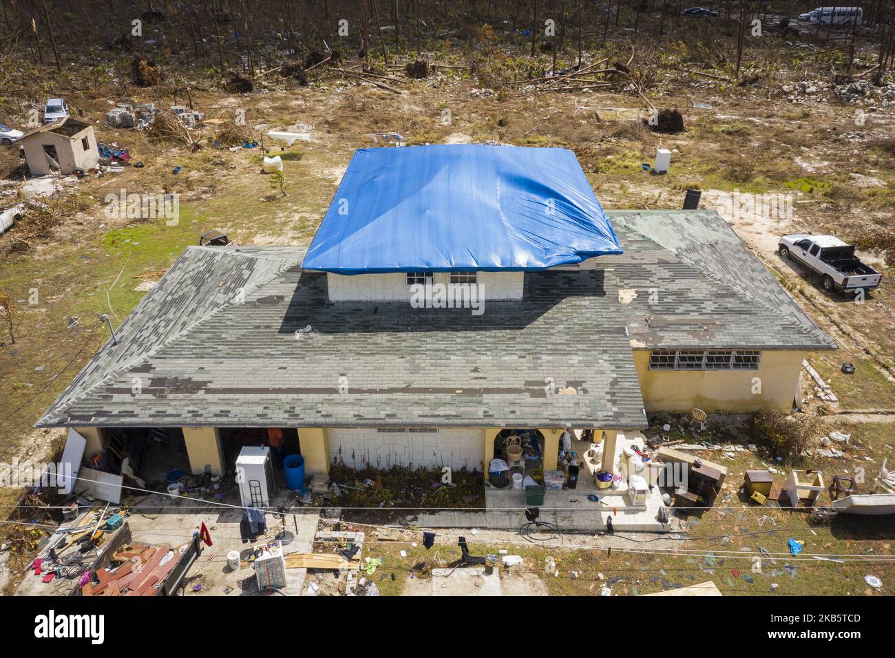 Blue tarp roof hi-res stock photography and images - Alamy