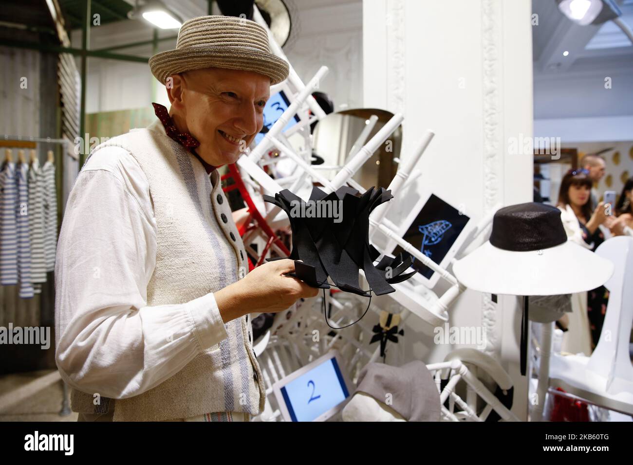 Designer stephen jones hi-res stock photography and images - Alamy