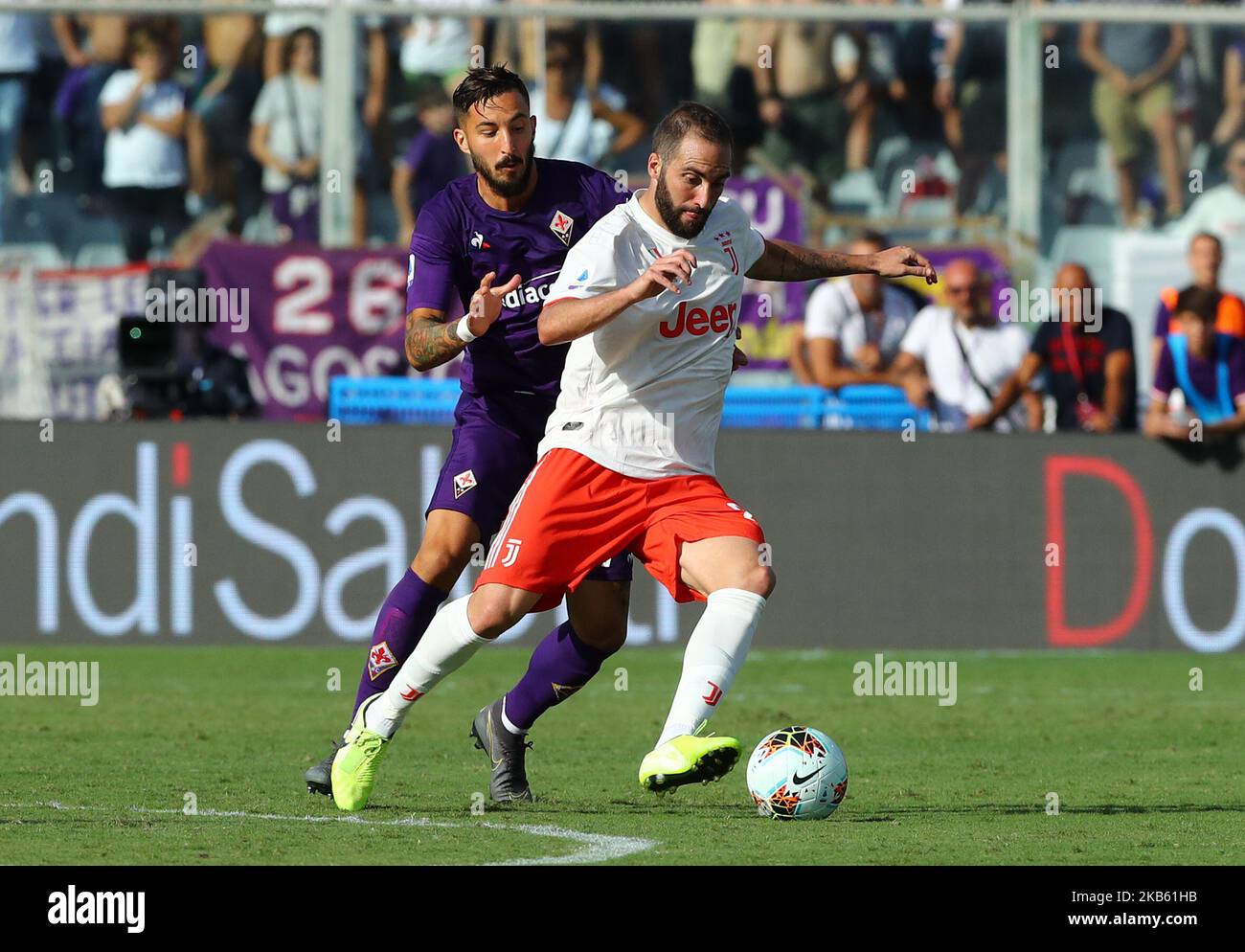 Gaetano Castrovilli of Fiorentina and Gonzalo Higuain of Juventus ...