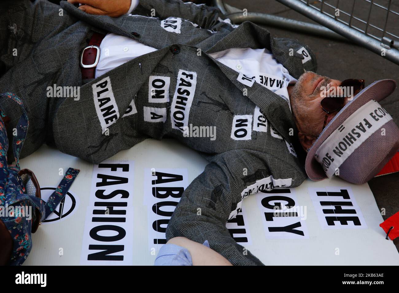 Extension Rebellion protest against unsustainability and consumerism in ...