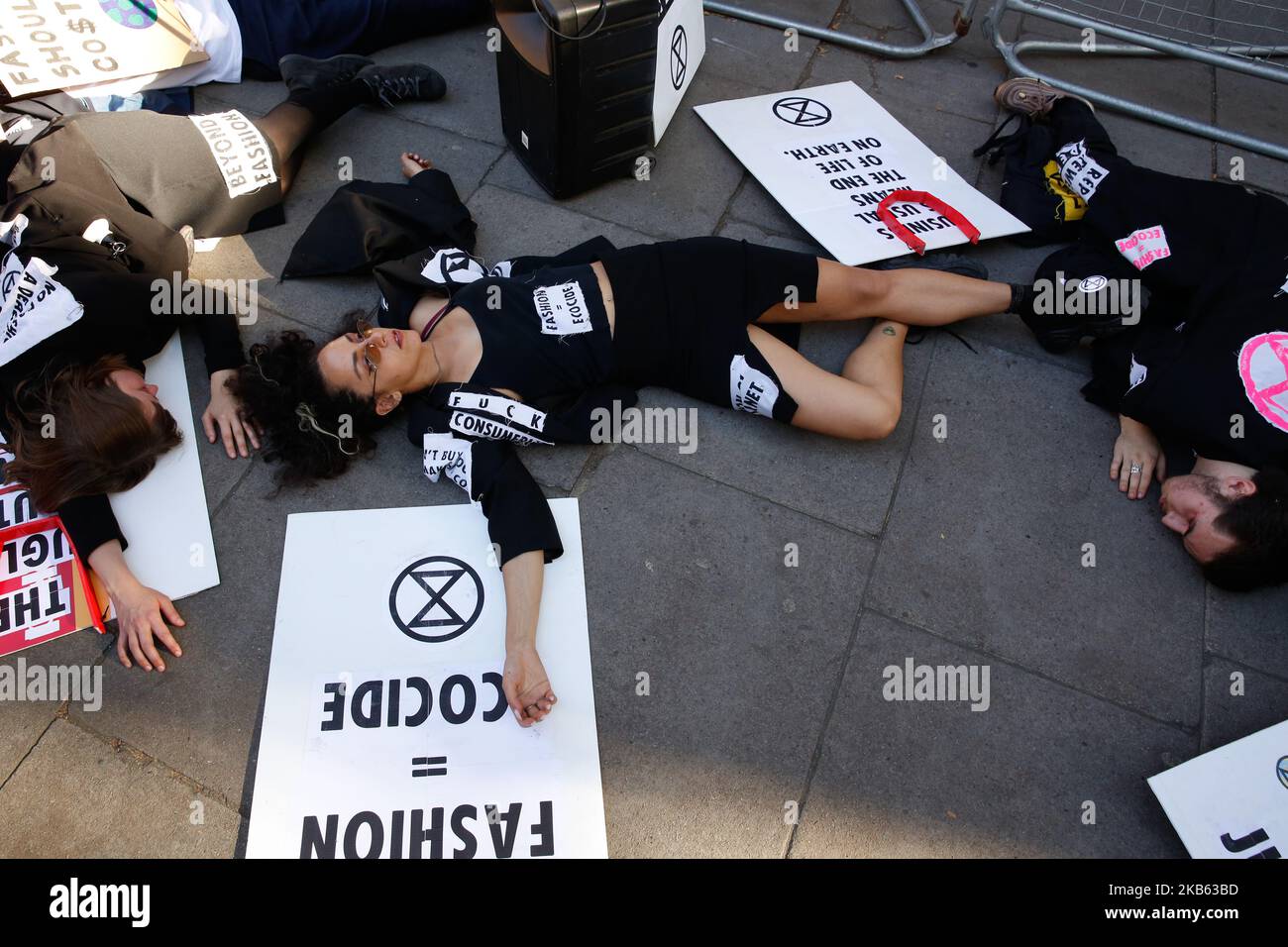 Extension Rebellion protest against unsustainability and consumerism in ...