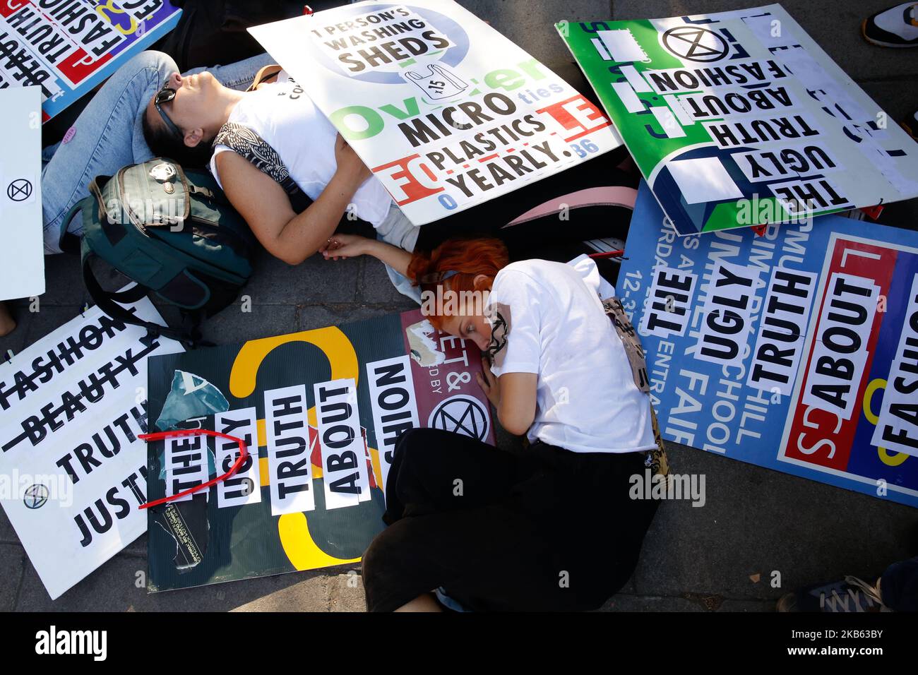 Extension Rebellion protest against unsustainability and consumerism in ...