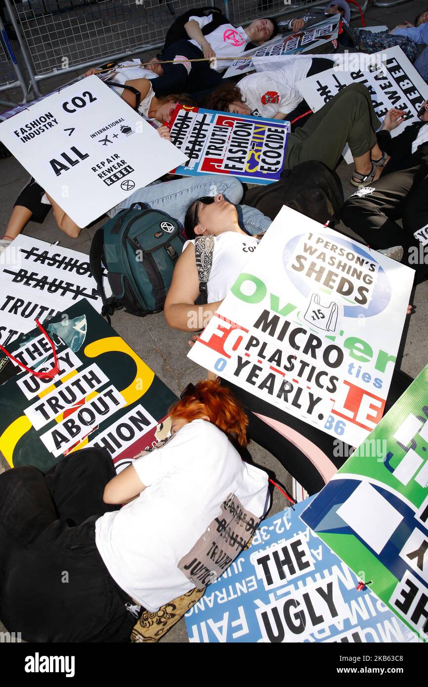 Extension Rebellion protest against unsustainability and consumerism in ...