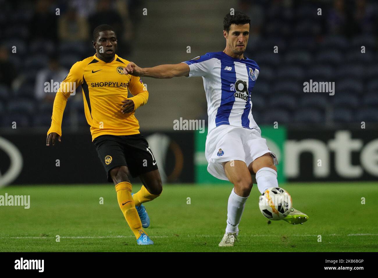 Porto's Spanish defender Ivan Marcano (R) in action with Roger Assale ...