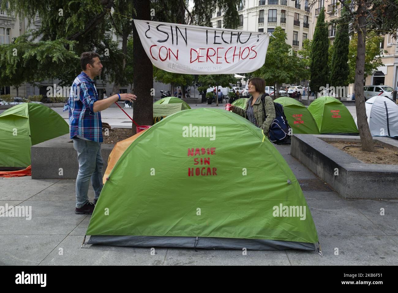 The group of a hundred homeless people camp in the Congress of Deputies ...