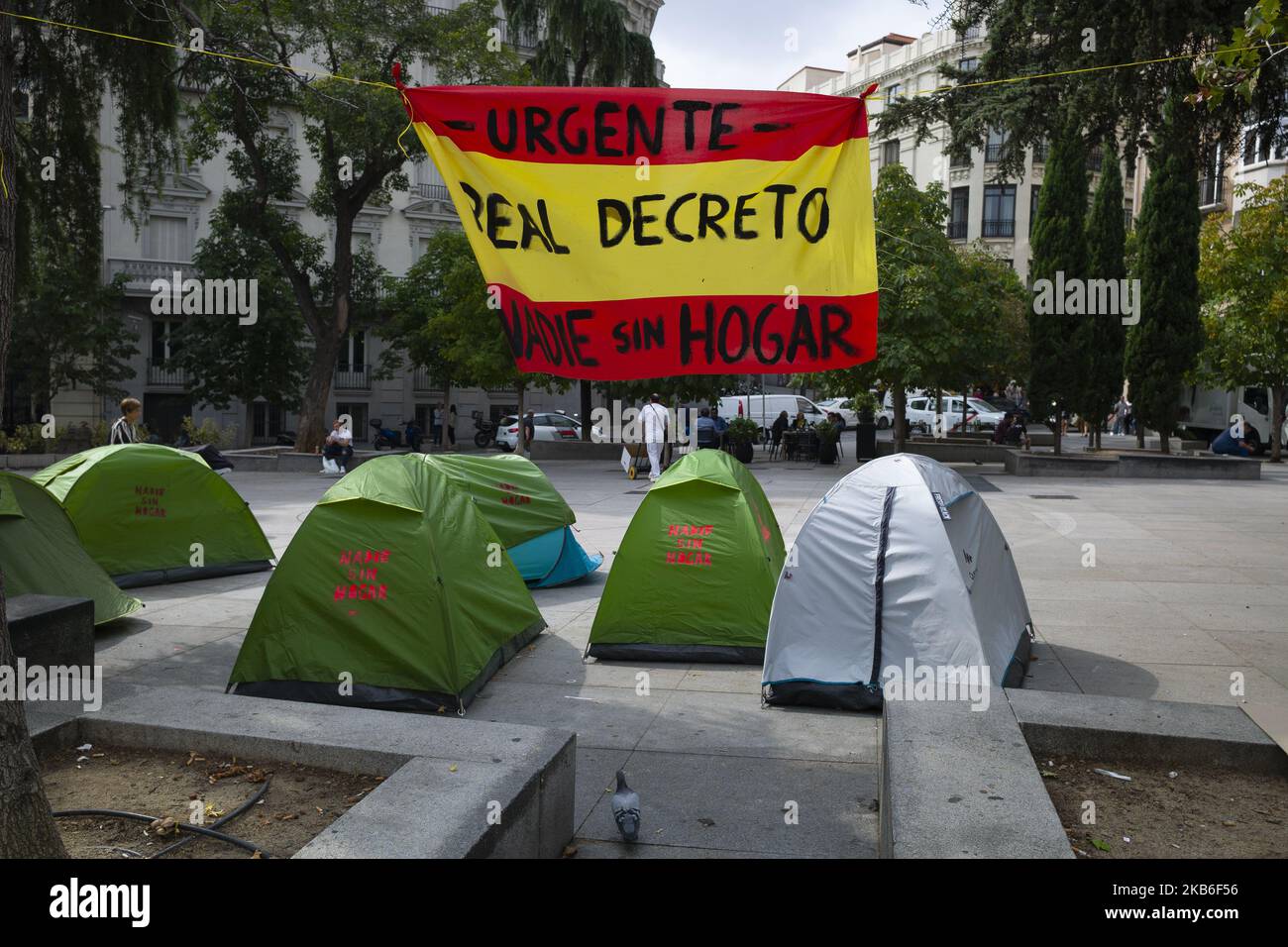 The group of a hundred homeless people camp in the Congress of Deputies ...