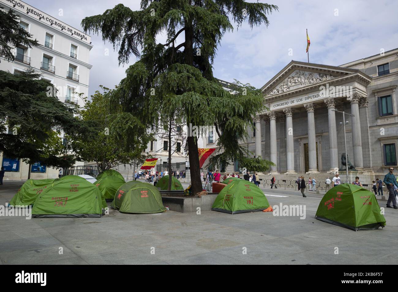 The group of a hundred homeless people camp in the Congress of Deputies ...