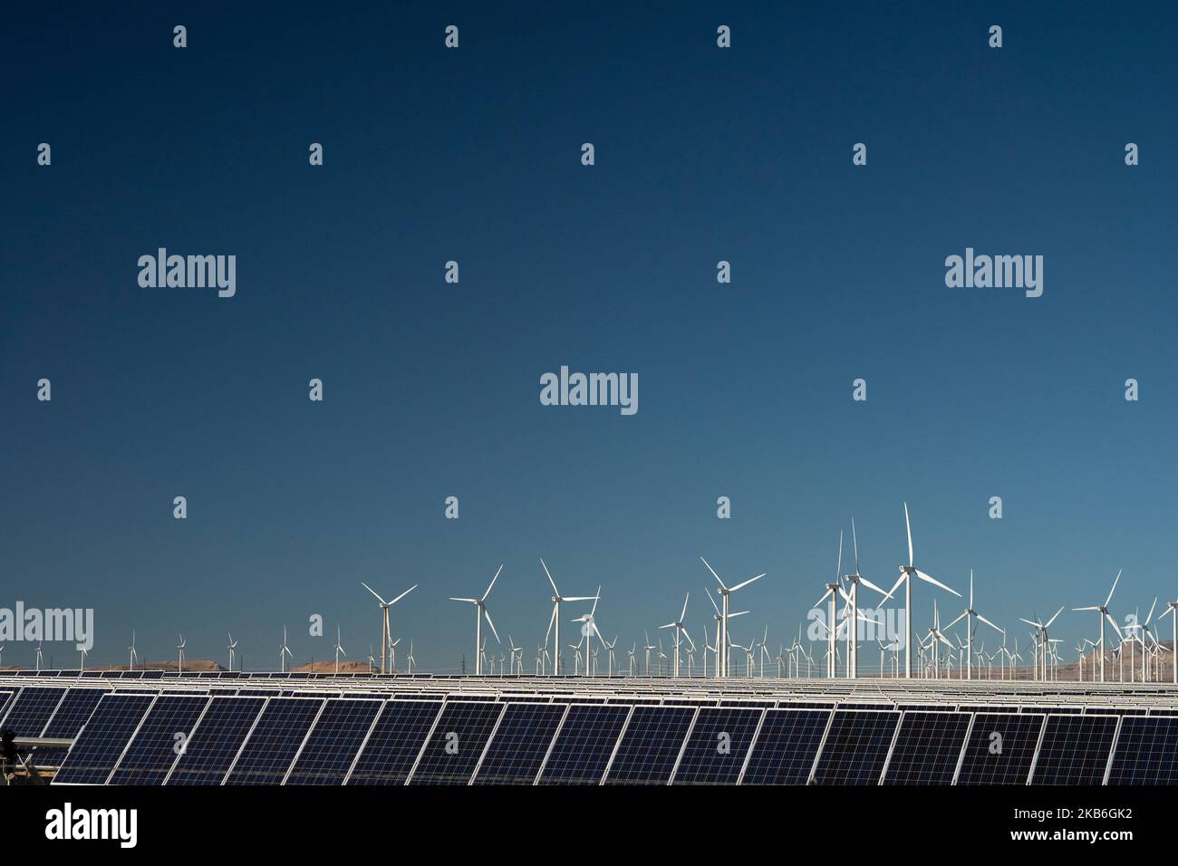 Mojave desert solar farm hi-res stock photography and images - Alamy