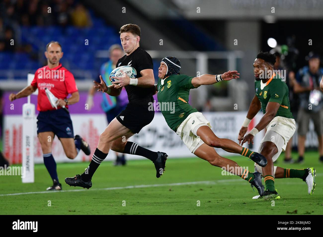 Winger Springbok Cheslin Kolbe tackle All Blacks Fullback , Beauden ...