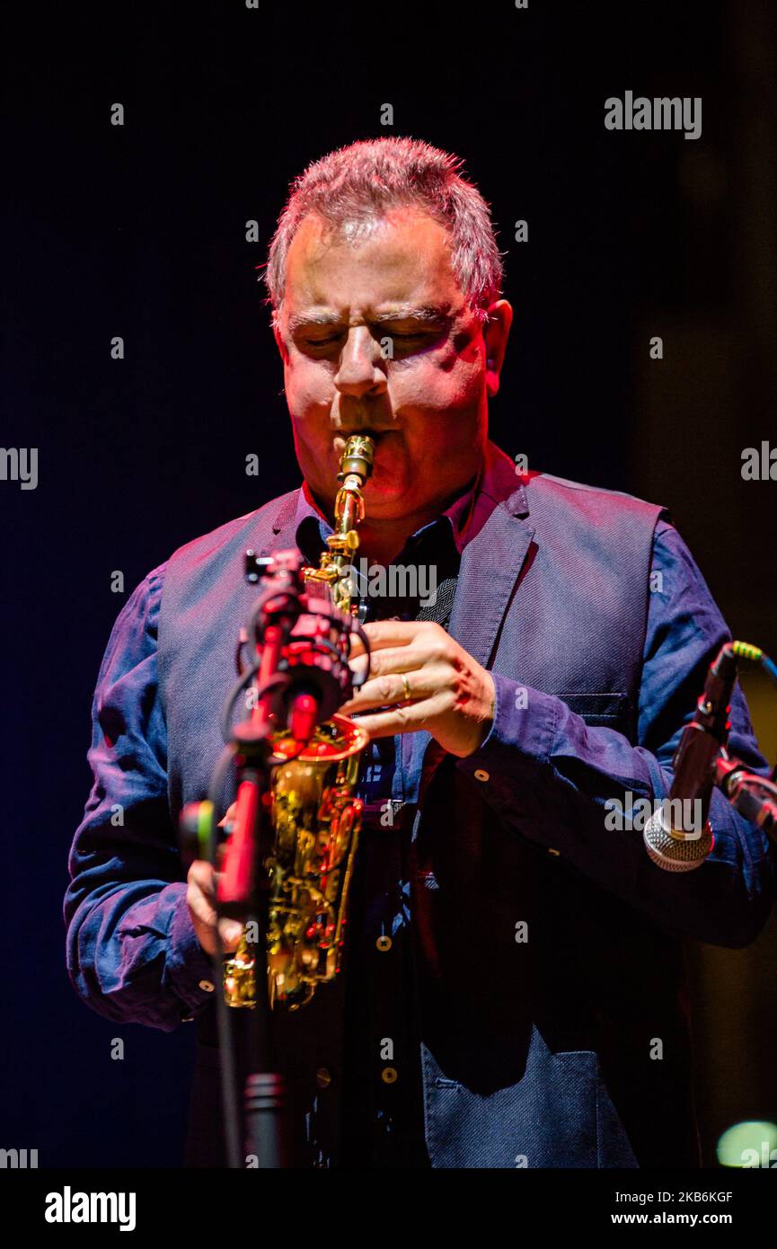 Dire straits singer in concert hi-res stock photography and images - Alamy