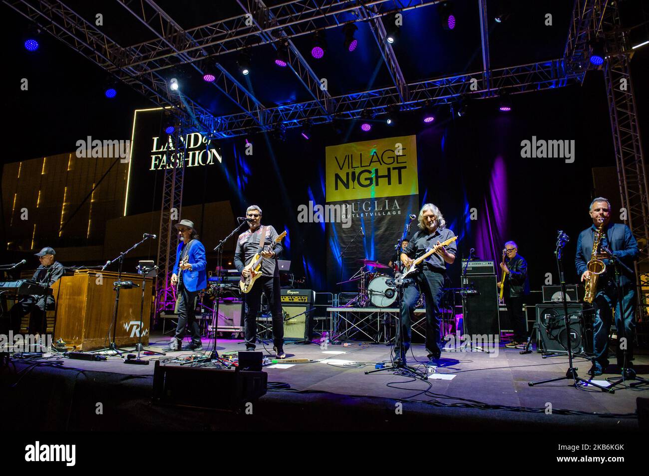 Famous dire straits legacy band hi-res stock photography and images - Alamy