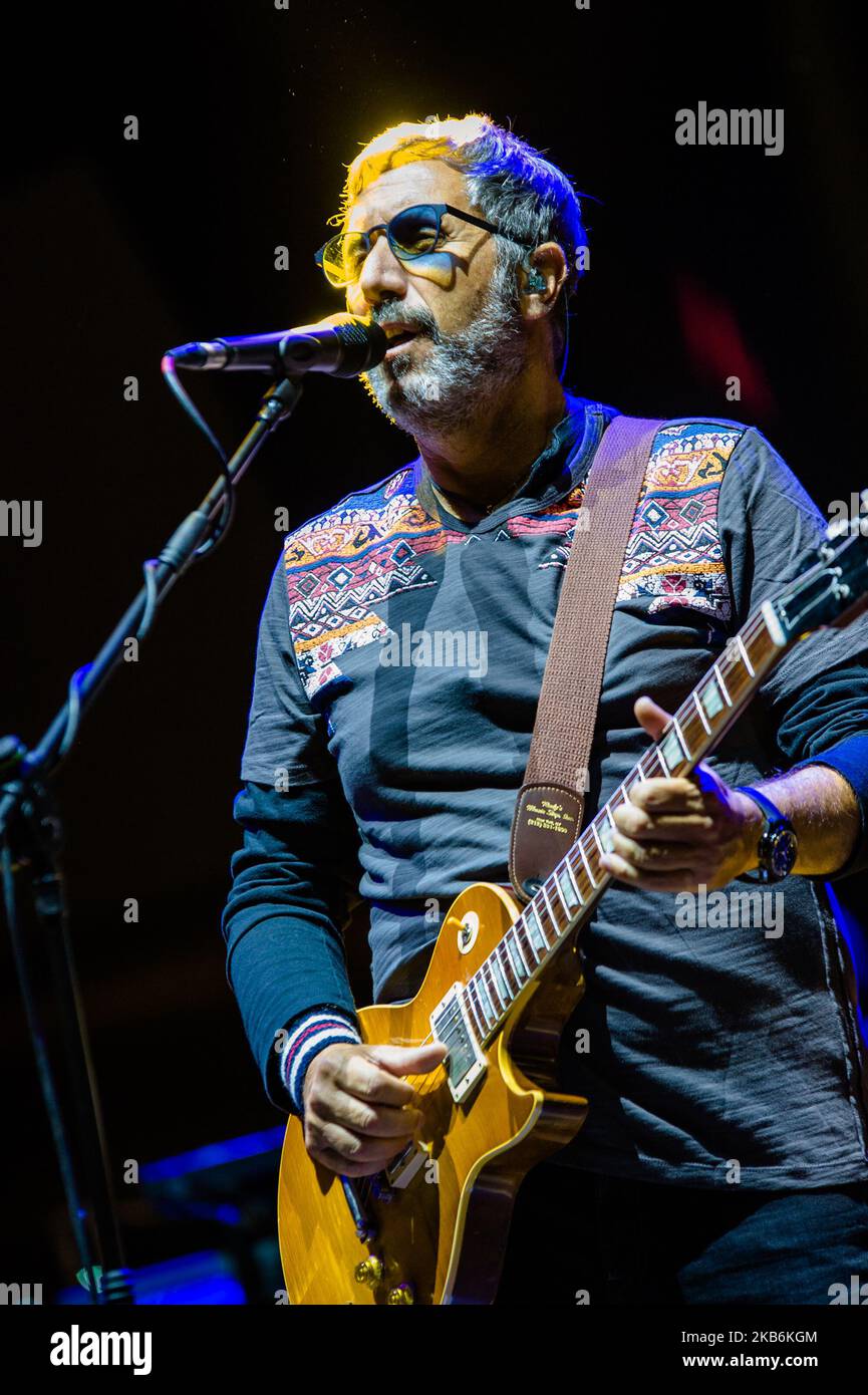 Dire straits singer in concert hi-res stock photography and images - Alamy