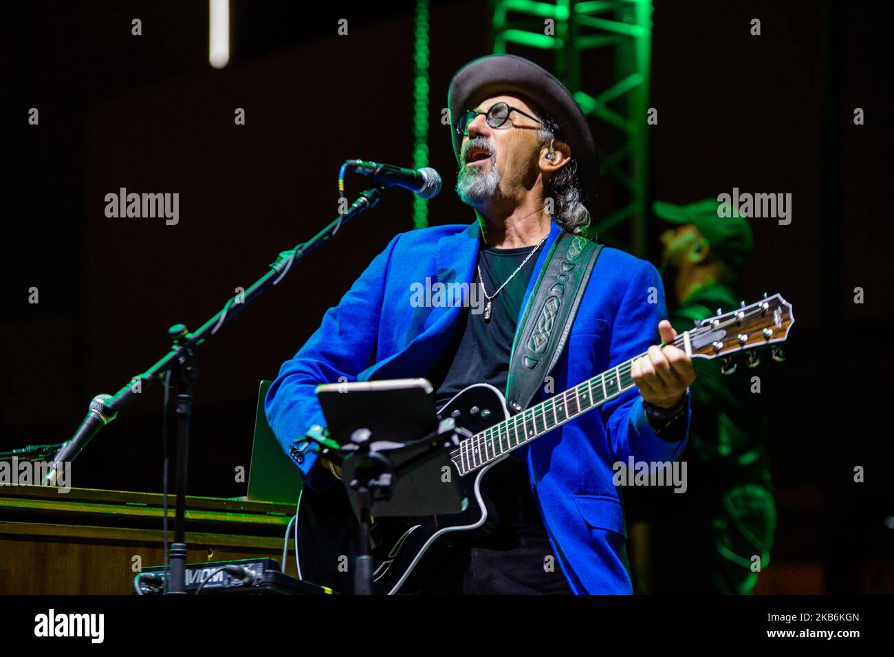 Dire straits singer in concert hi-res stock photography and images - Alamy