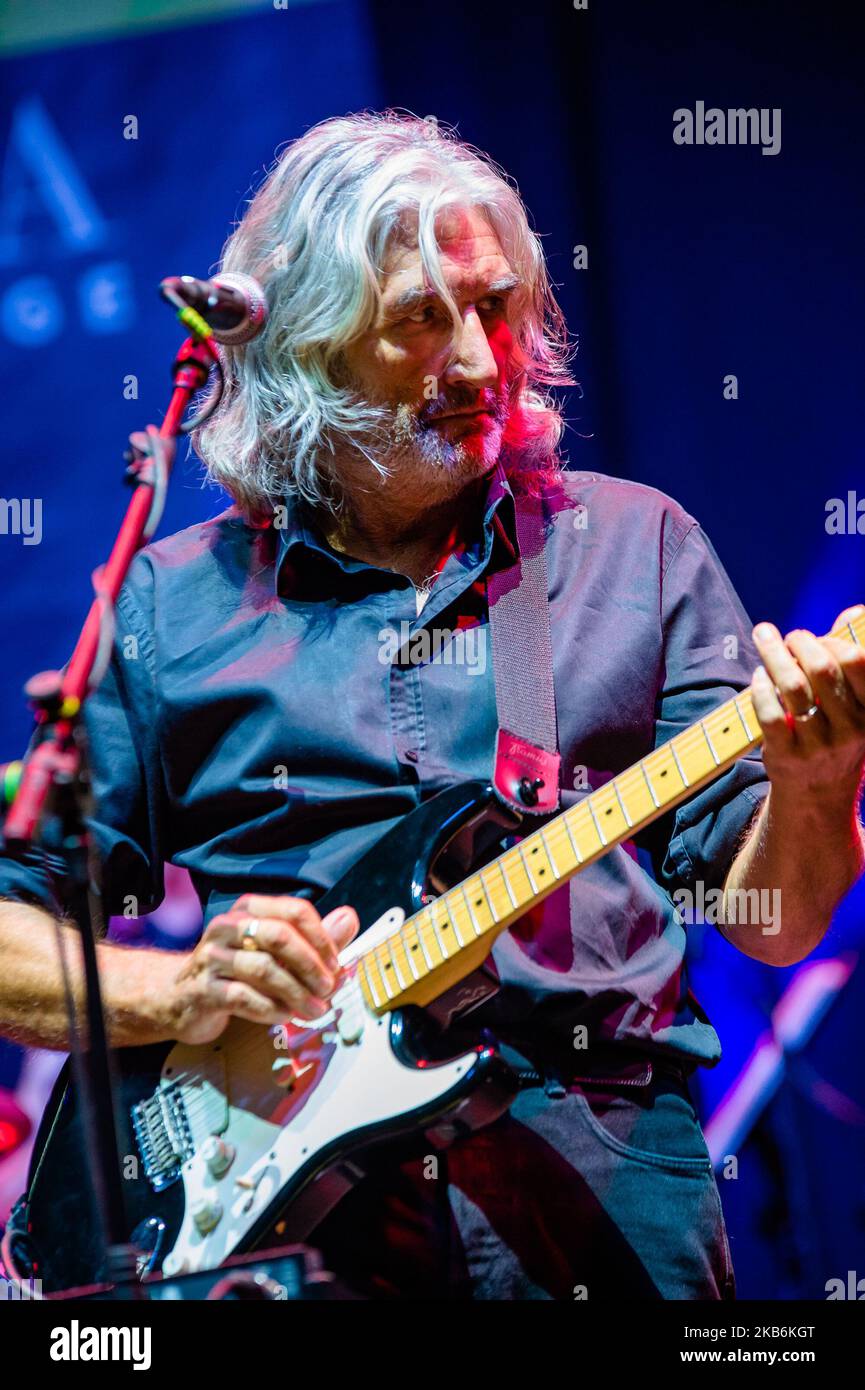 Dire straits singer in concert hi-res stock photography and images - Alamy