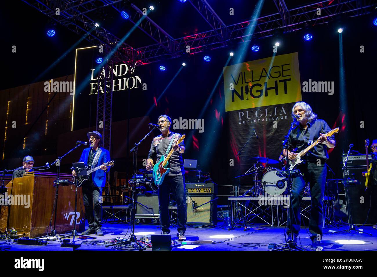 Dire straits singer in concert hi-res stock photography and images - Alamy