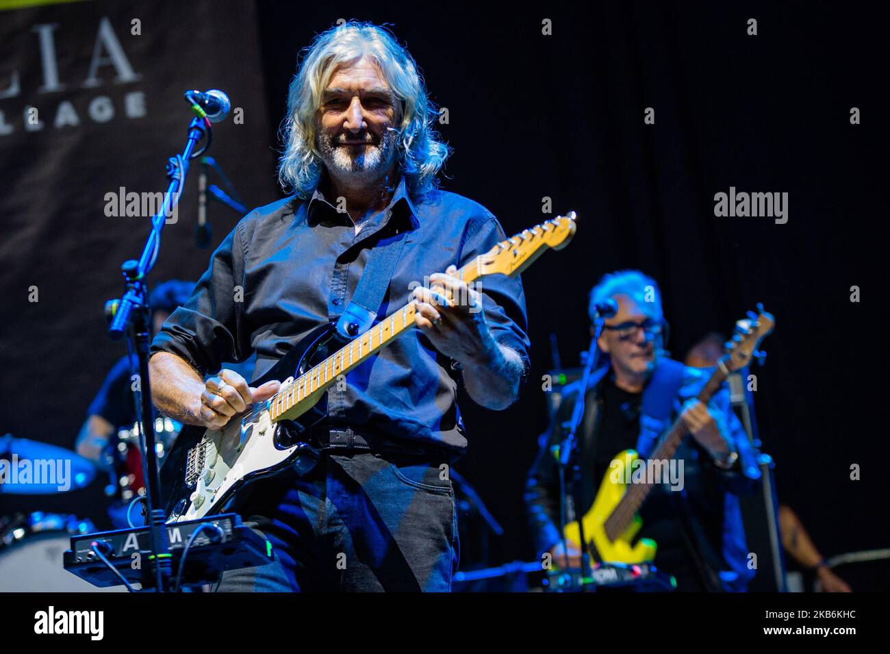 Dire straits singer in concert hi-res stock photography and images - Alamy