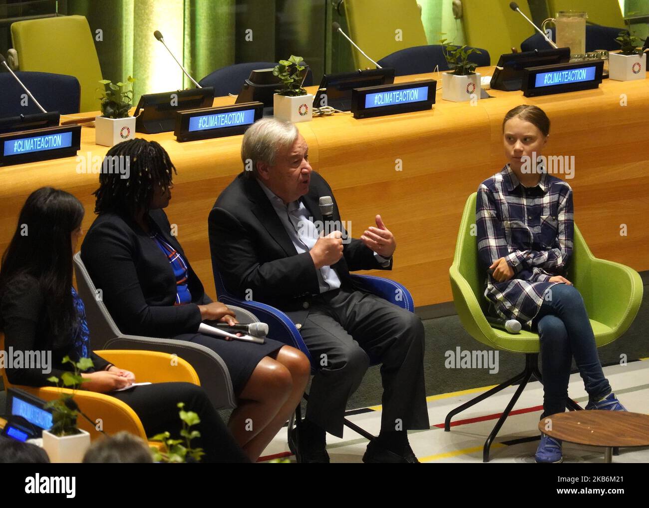 The UN Secretary-General Antonio Guterres (R2) and youth climate ...