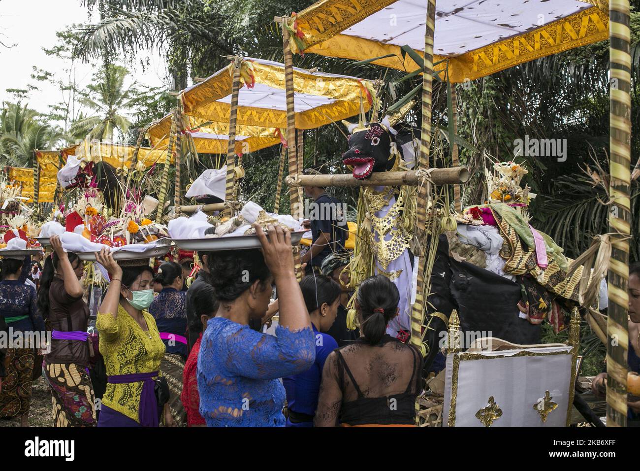 Cremation hindu coffin hi-res stock photography and images - Alamy
