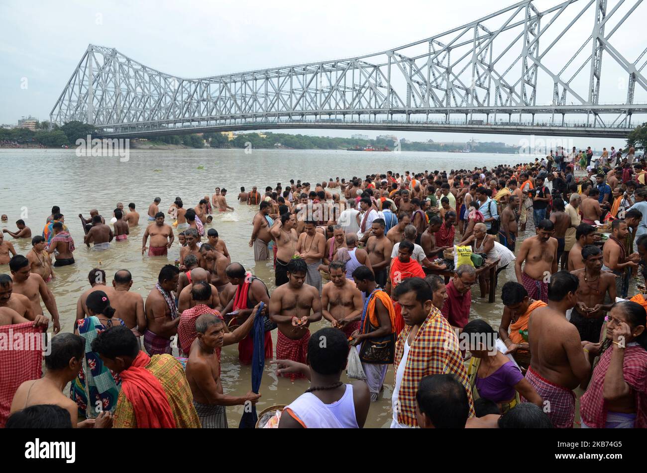 Indian Hindu devotees perform 'Tarpan' rituals to offering of water to ...