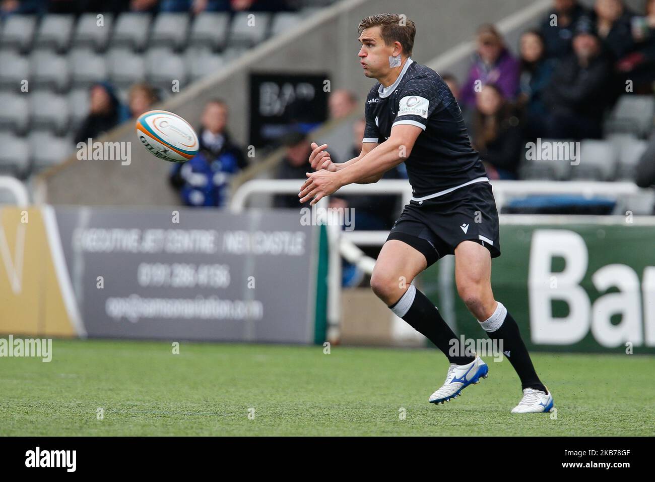 Toby flood of newcastle falcons offloads hi-res stock photography and ...