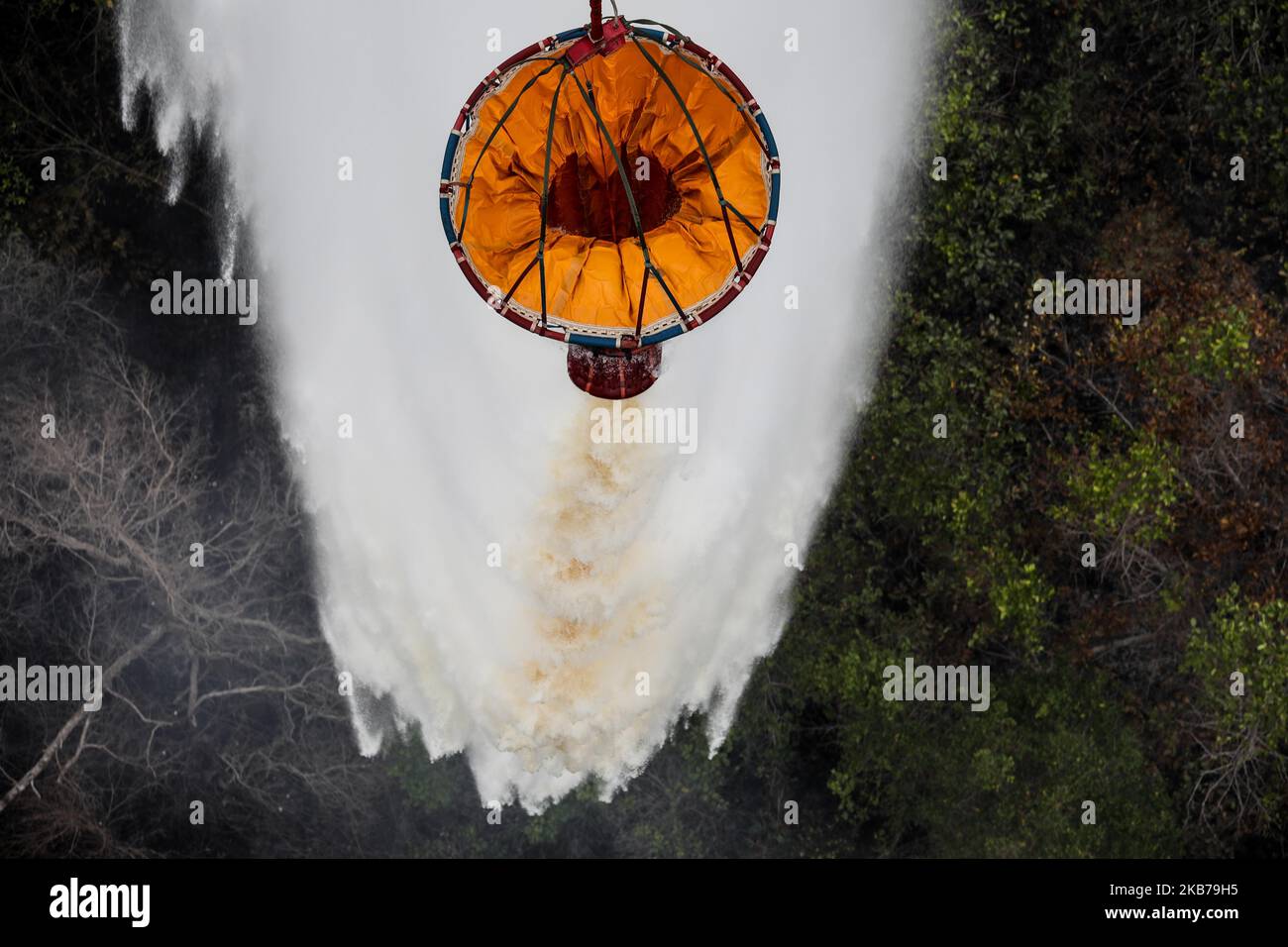 Helicopter releases water hi-res stock photography and images - Alamy