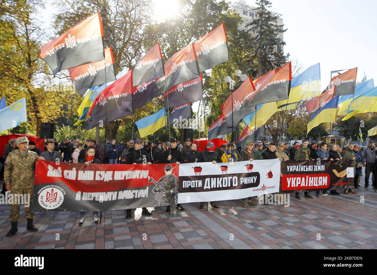 Ukrainian activists from 'Right Sector' far-right political party ...