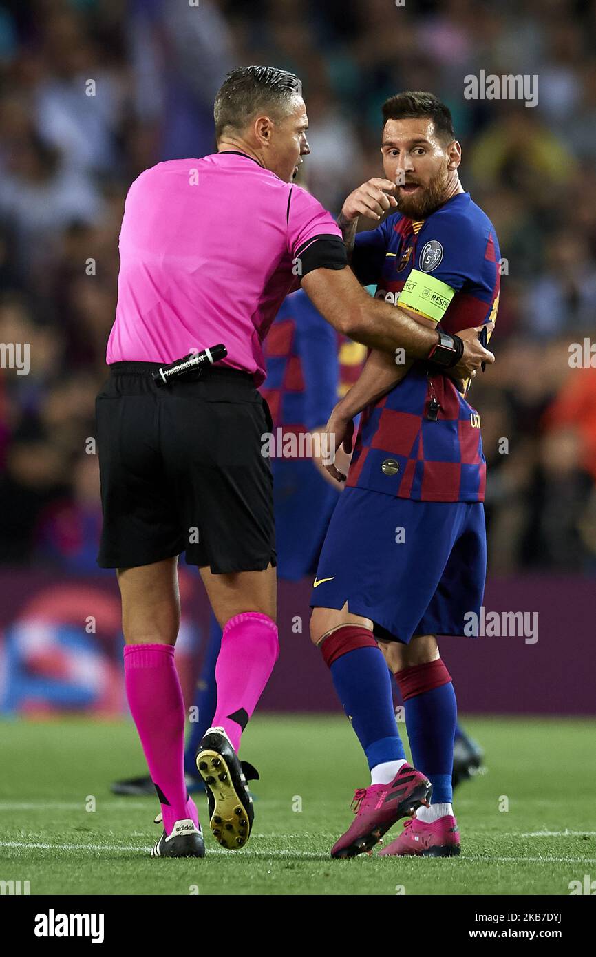 Action referee talking hi-res stock photography and images - Alamy